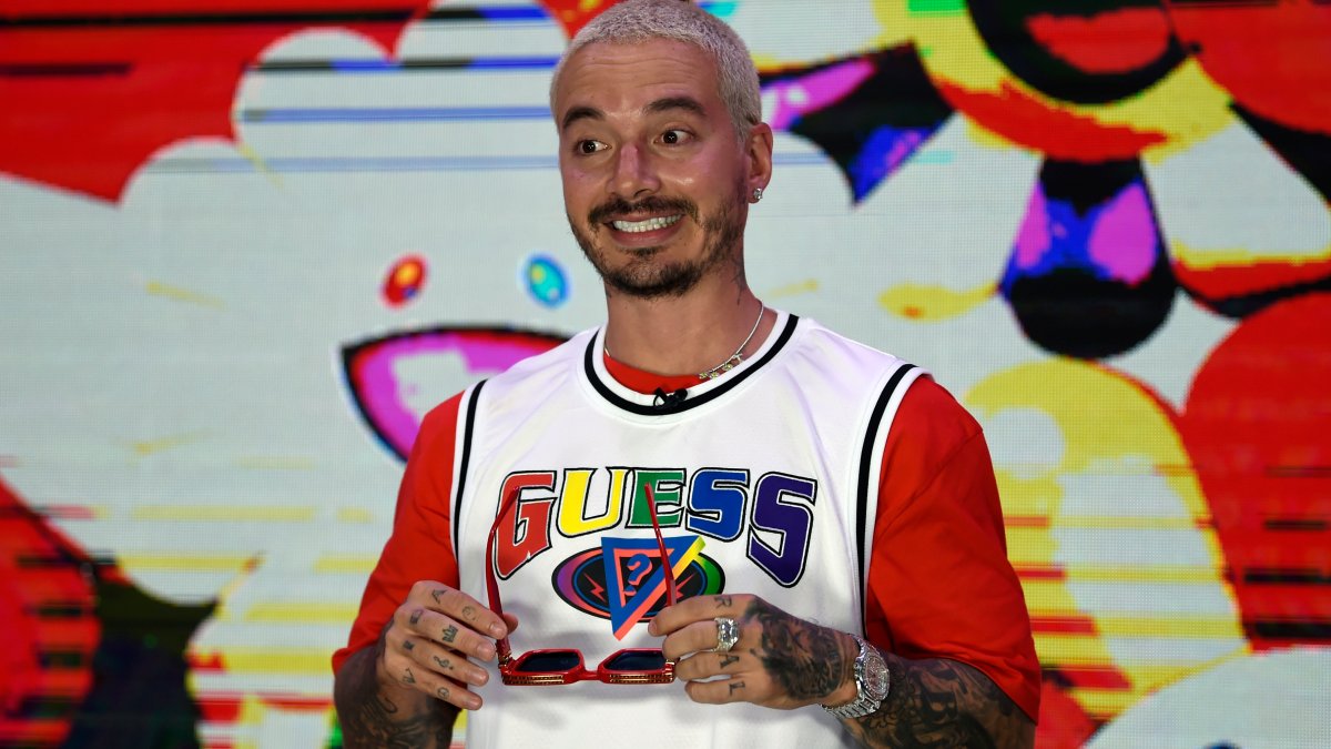 J Balvin pinta la cola de su perro y desata ola de críticas – Telemundo ...