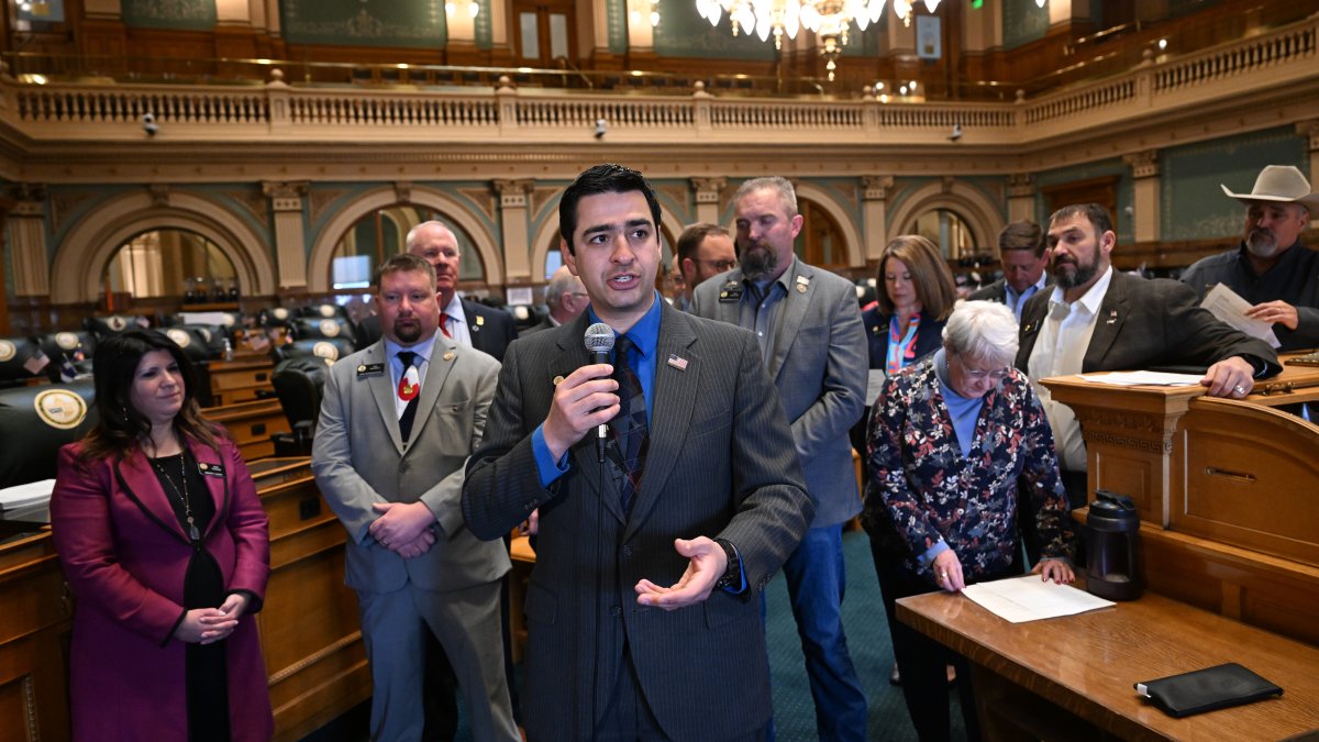 Gabe Evans gana la nominación republicana para enfrentar a Caraveo por ...