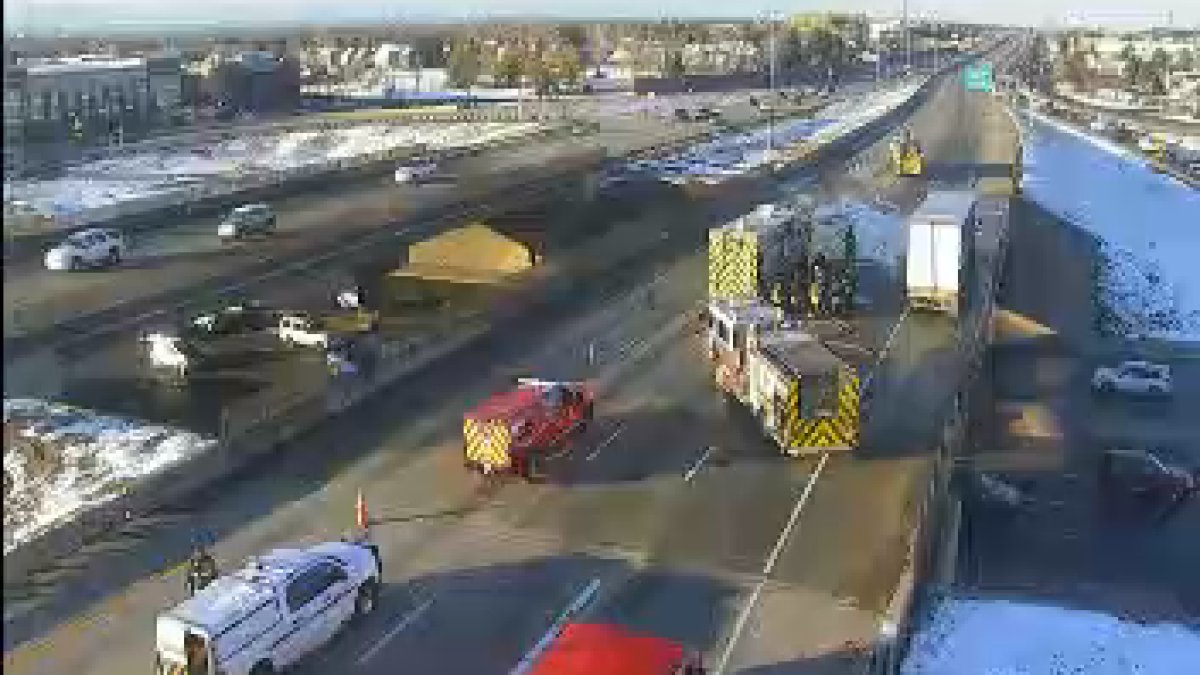 Accidente con materiales peligrosos cierra por completo la I-225 en dirección norte en la ...