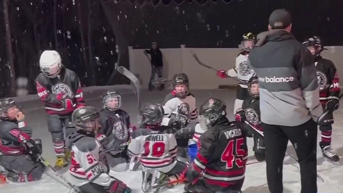 Hombre muestra su pasion por el Hockey & Acuario de Denver ofrece ...