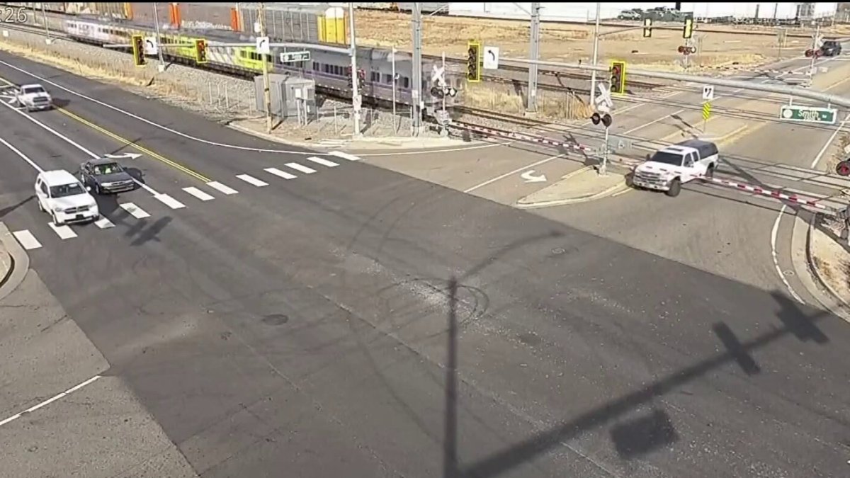 Colisión entre tren de RTD y vehículo captado en cámara – Telemundo Denver
